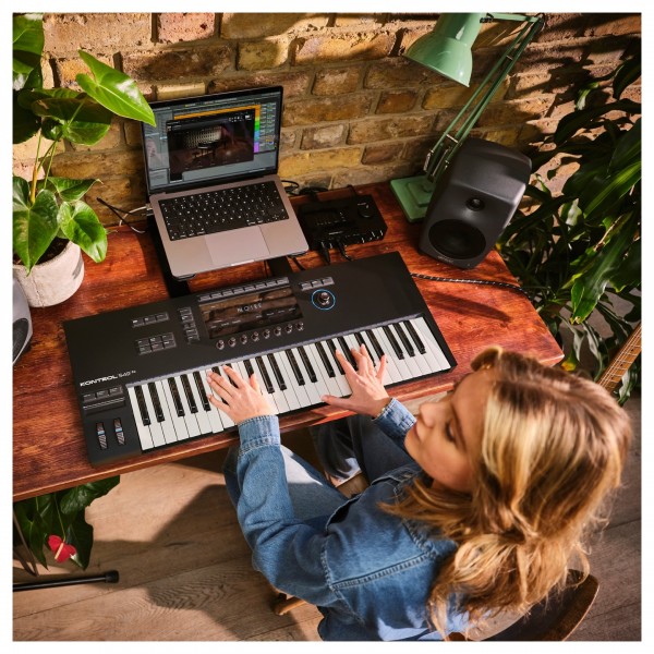 Native Instruments Kontrol S49 MK3 at Gear4music