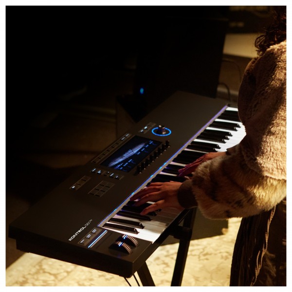 Native Instruments Kontrol S61 MK3 at Gear4music