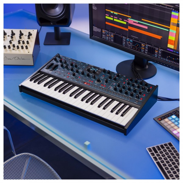 Oberheim TEO-5 Analog Synthesizer at Gear4music