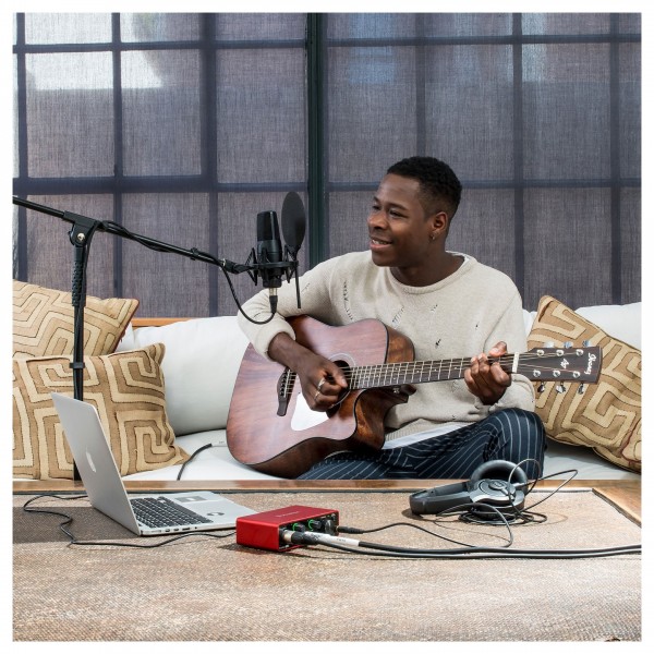 Focusrite Scarlett Solo (3rd Gen) Vocal Recording Pack at Gear4music