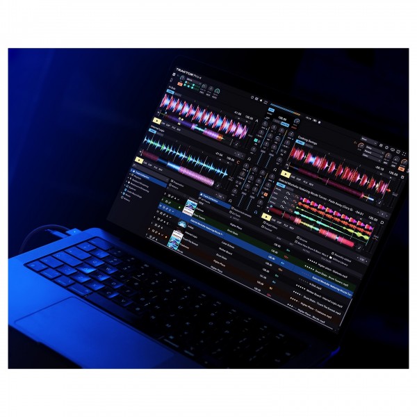 Native Instruments Traktor Pro 4 na Gear4Music.com