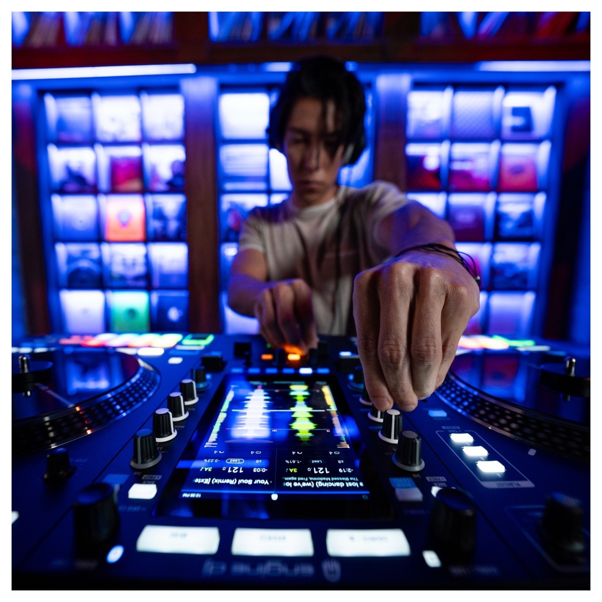 Rane SYSTEM ONE Standalone Motorised DJ System at Gear4music